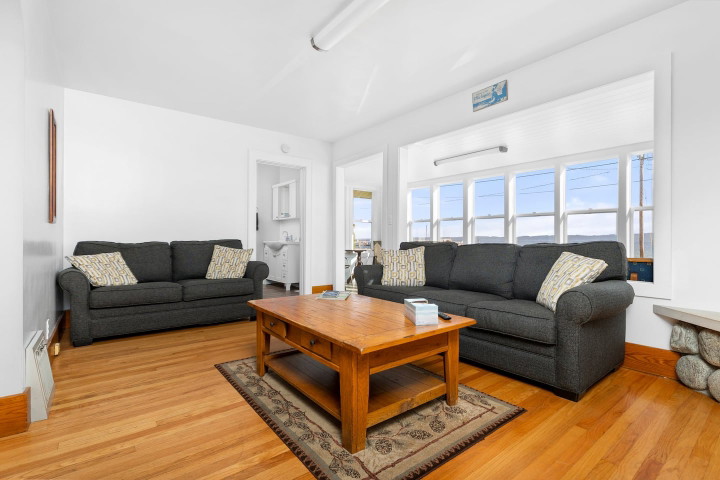 Kaiser House Sleeps 8, Traverse City 3 Minutes Away! Pet Friendly - Traverse City