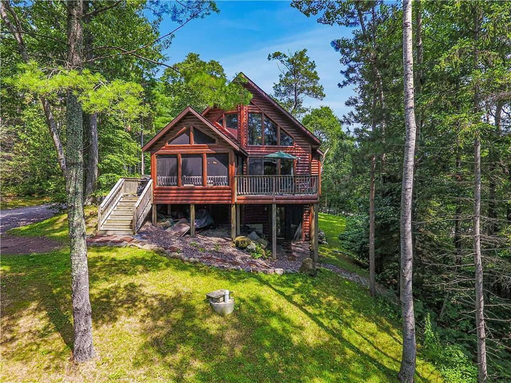 Comfortable Lake Home With Sandy Beach And Private Dock On Lco Lake - Wisconsin