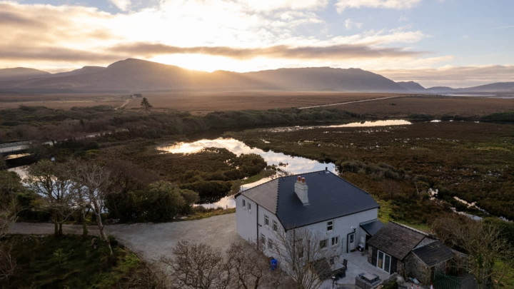 Bellaveeny Lodge {With Hot Tub/ Bar & New Decking} - Achill Island