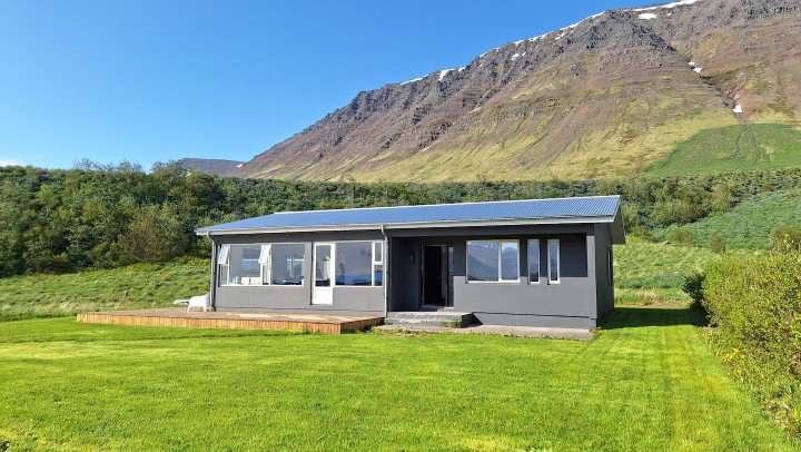Roomy Two-bedroom House With A View - Islande
