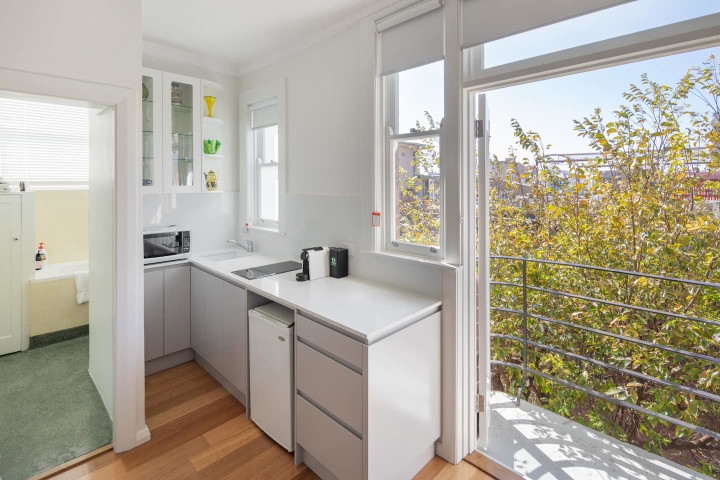 Sun Drenched Studio In Potts Point - North Sydney