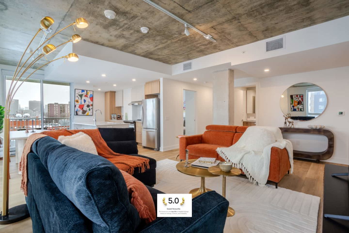 Stylish Urban Condo With Pool & Ev Charger - Montreal