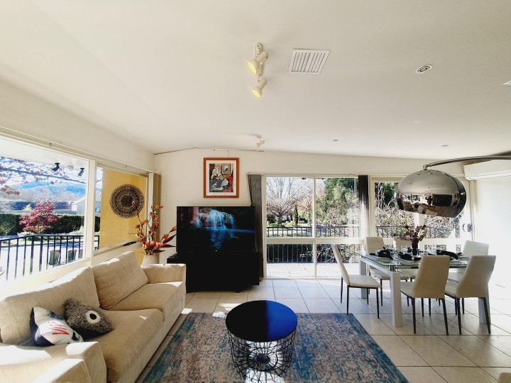 Sunlit Upstairs Suite W/ Hottub & Garden Surrounds - Canberra