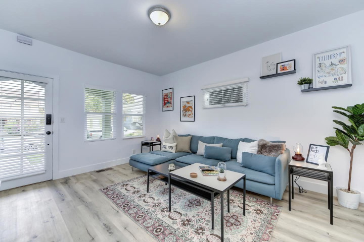 Modern Studio - North Oak Park/uc Med Center - California