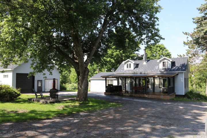 Quiet Stay On 76 Acres Land With Pool! - Quebec
