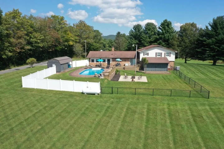 Sweet Retreat, Llc Va  Pool & Hot Tub & 2 Acres! - Marion, VA
