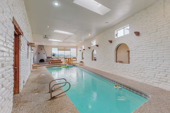 ⟫ Indoor Heated Pool, Hot Tub, Sauna, Foosball ⟪ - Albuquerque, NM