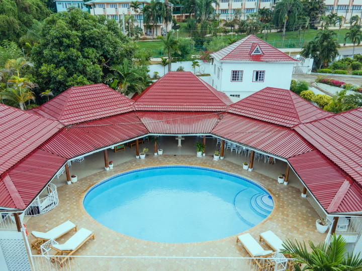 Artist Designed Villa | Pool | 5br | Walk To Beach - Jamaica