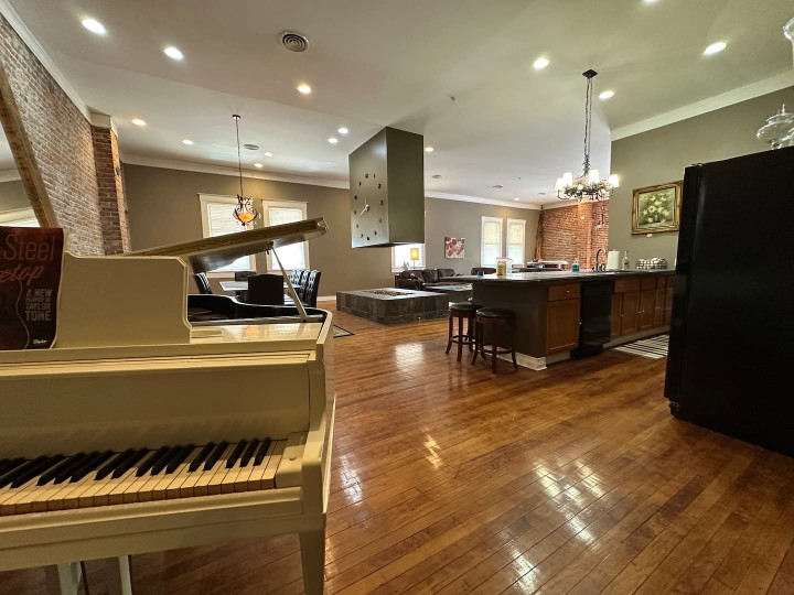 The Brick-road Penthouse - 5br, 4bath, Walkable - Kokomo, IN