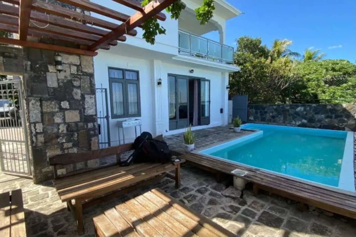 Crab's Cove - Waterfront Villa With Pool - Port Louis