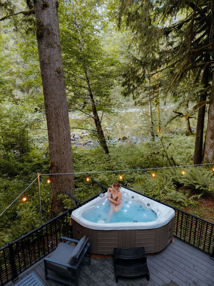 Hunts Hut: Spa, River View, Generator, 15mi To Ski - Skykomish, WA