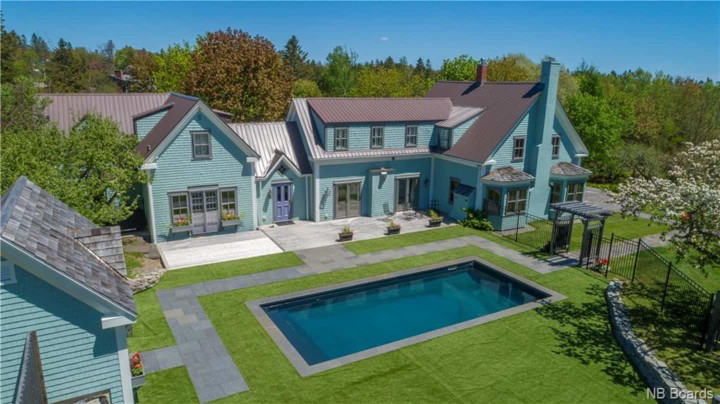 Extensive Family Home With Pool - St. Andrews