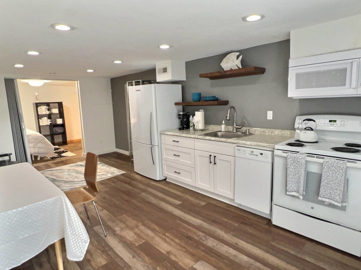 Full Kitchen W/ Free Parking And Patio Deck - Seattle, WA