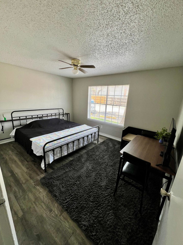 Private Room With Private Bathroom + Kitchen - Houston, TX