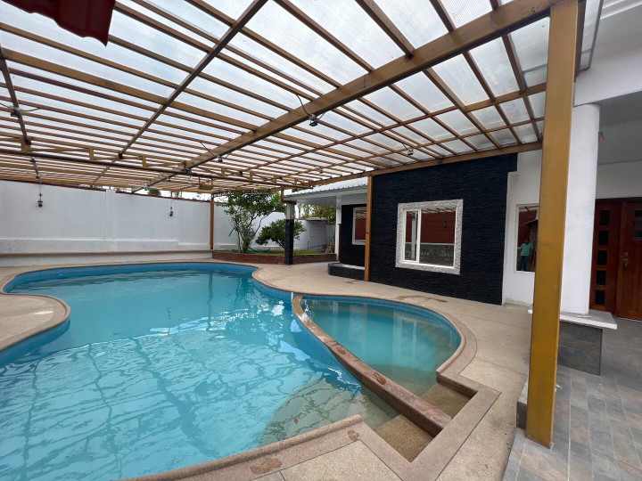Casa Vacacional Con Piscina - Quito