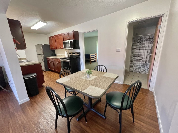 4 Bedroom - 6 Beds 2 Bathrooms Spacious Townhouse - Edinboro, PA