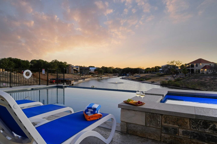 Luxe Waterfront | Lake Lbj + Heated Pool + Hot Tub - Kingsland, TX