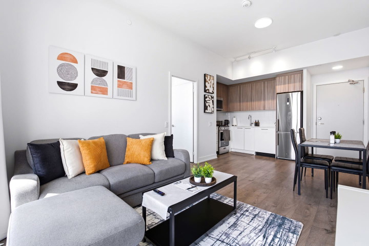 Elegant 2bed 2bath Condo With Free Parking & View! - Brampton
