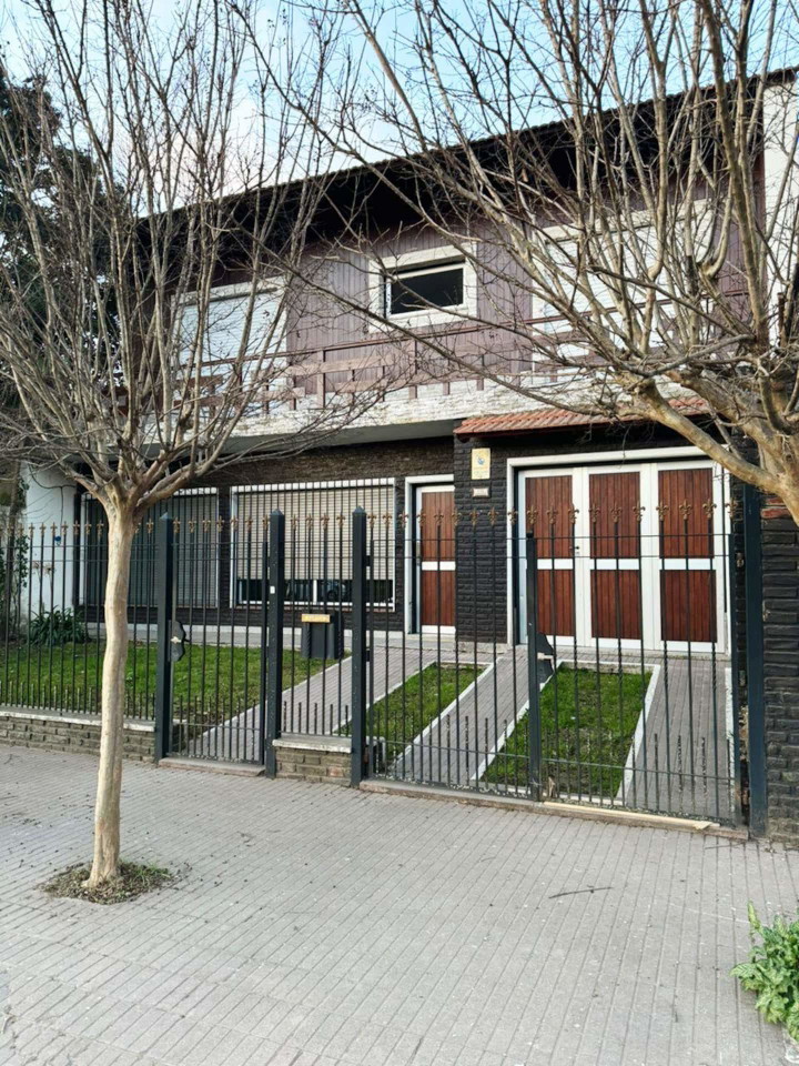 House, Residential Area, Garage Pool - Azul