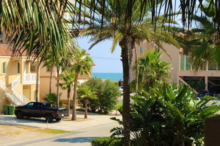 Cozy Coastal 2bd/2ba Family Condo W/pool. Walking Distance To Beach And Stores. - Texas