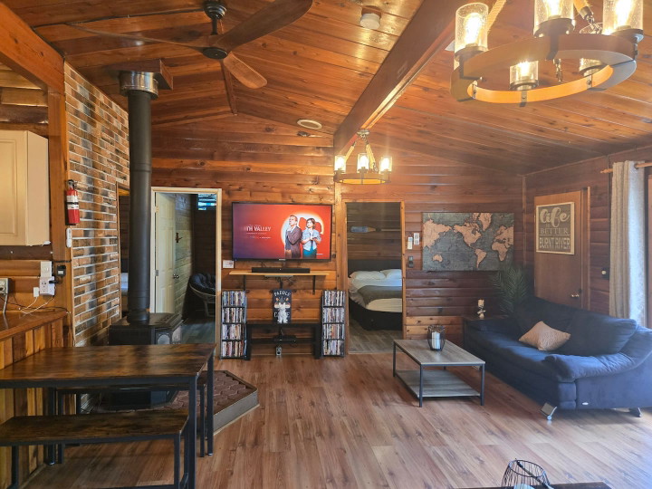 Rustic River Front Cottage Cozy*fireplace*hot Tub* - Kawartha Lakes