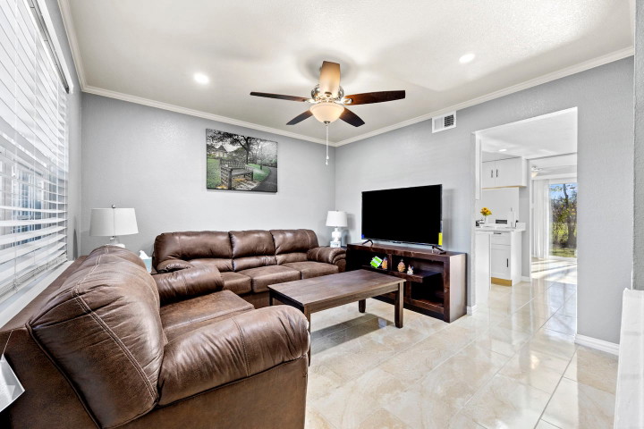 Two-story Apartment In Irving - Irving, TX