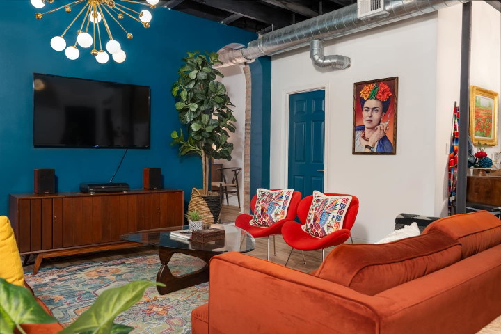 4b Midcentury Artist Loft W/ King Bed - Chicago, IL