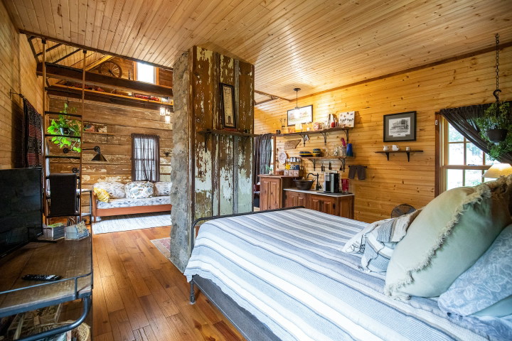 Recharge And Renew In A Preserved Historic Cottage - Nashville, TN