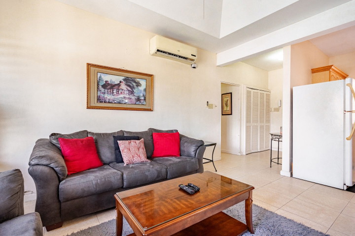 Charming, Centrally Located 2br City Apt. W/pool - Kingston, Jamaica