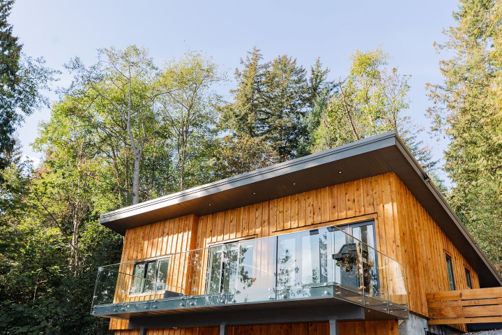 Hummingbird Oceanside Suites: The Modern Cabin - Bowen Island