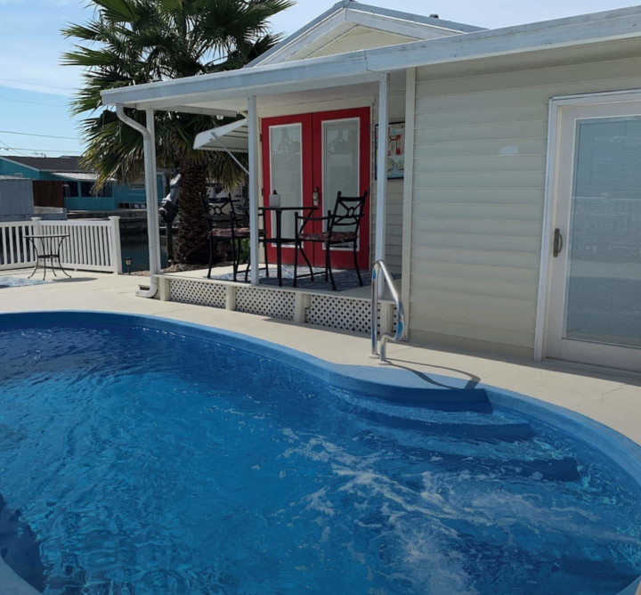 Beautiful & Meticulous Waterfront Bungalow~pool! - Spring Hill, FL