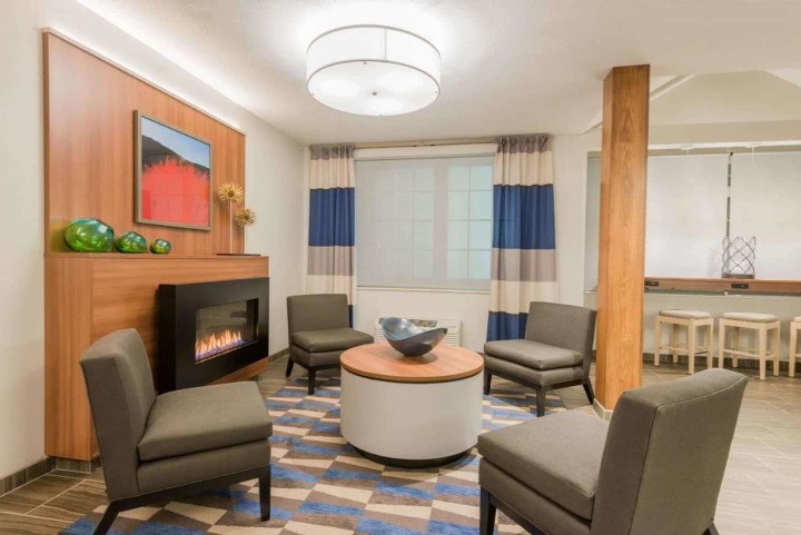 Walk To Shops + Pool, Free Breakfast & Parking - Altoona, PA