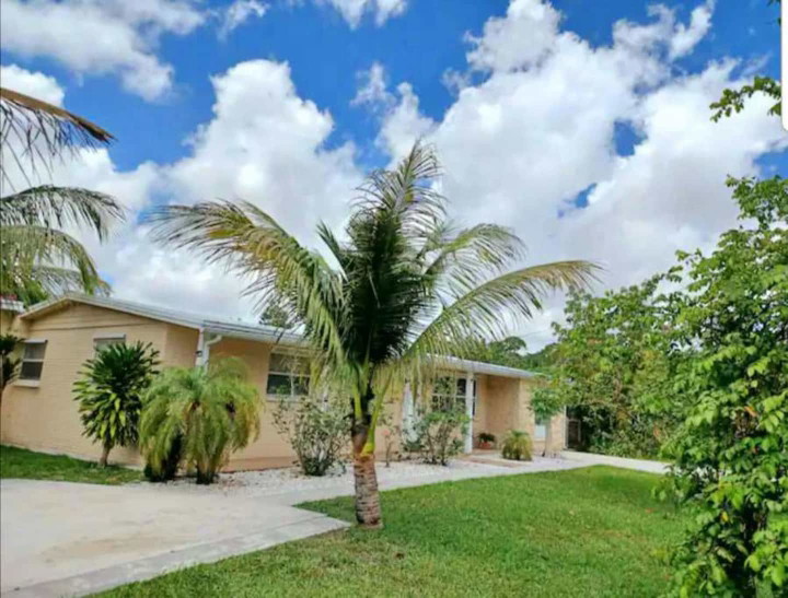 Tropical Vibes! Spacious 5bd/3ba, Bbq, Parking - West Palm Beach, FL