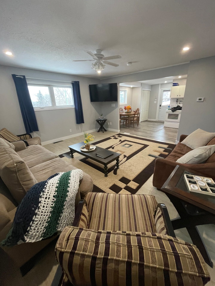 Homey Getaway W/full Kitchen & Sleeps 6 - Moose Jaw