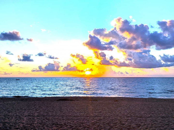 Paradise Awaits! Beach, King Bed, Yard & Workspace - Deerfield Beach, FL