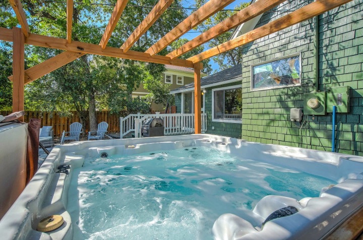 Walk Downtown | Hot Tub | King Bed | Fire Pit - Colorado Springs, CO