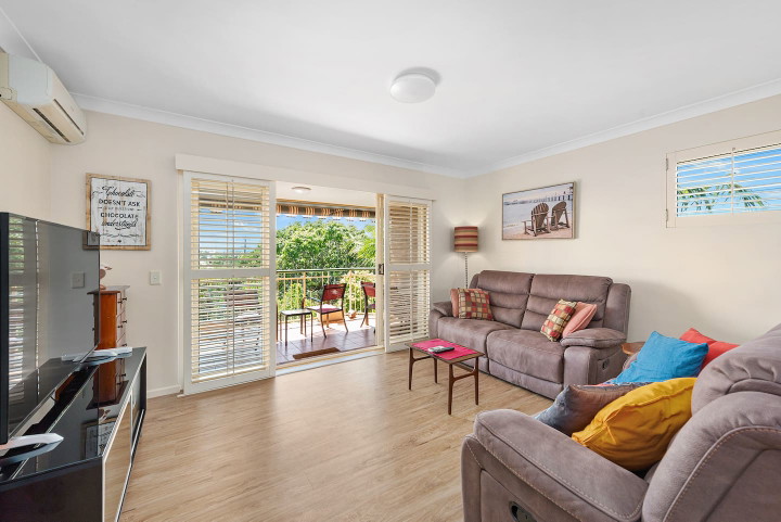 Bright & Breezy ~ 2 Bed/2 Bath /1 Car/ Views! - Brisbane