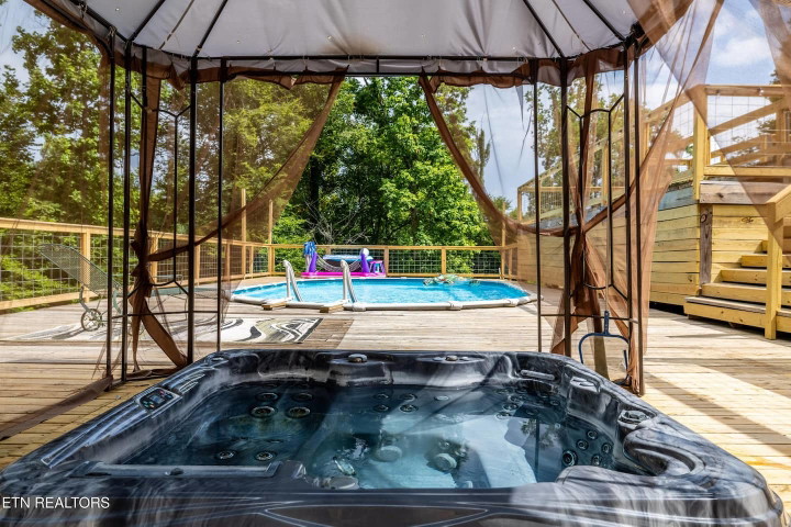 Private Retreat, Pool, Hot Tub + Horse Barn+dogs - Maryville, TN