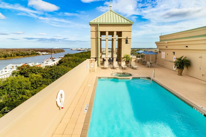 Steps To River Street | Pool. Free Breakfast. Gym. - Savannah, GA