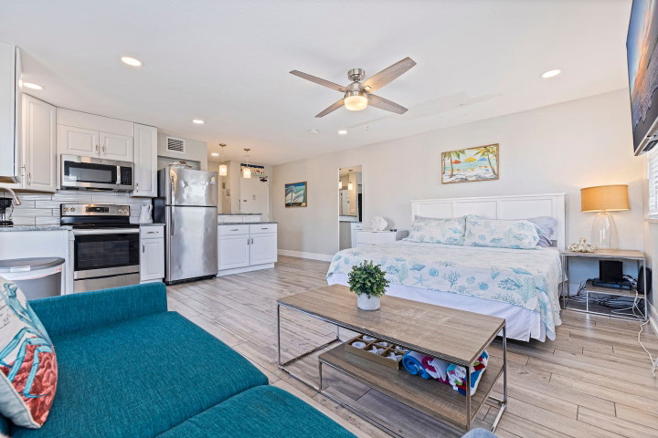 Beach-goers Paradise Getaway! Pool! Sun! Fun! - Gulfport, FL