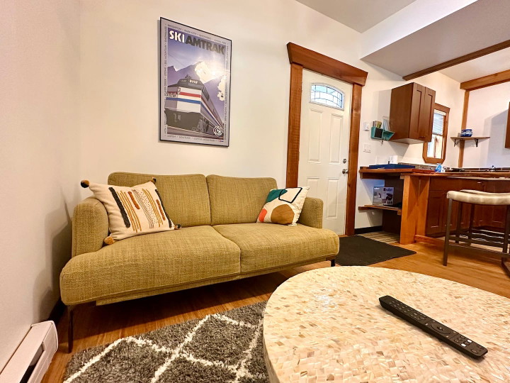 Western Cedar Suite With Great Central Location - North Vancouver
