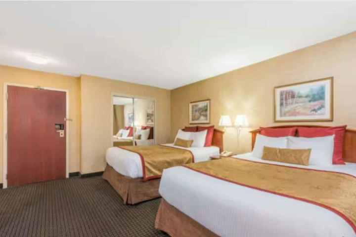 Elegant Suite W/ Free Breakfast & Parking - Lancaster, PA