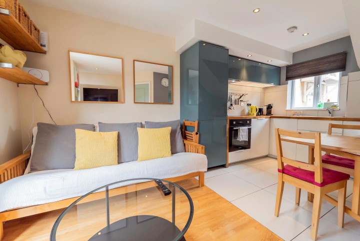 Quiet Mews Duplex With Private Patio & Parking - 
