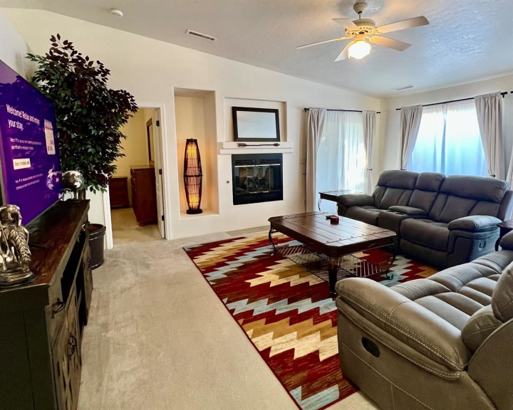 Large Prescott Home W/3-car Garage Central & Quiet - Prescott, AZ