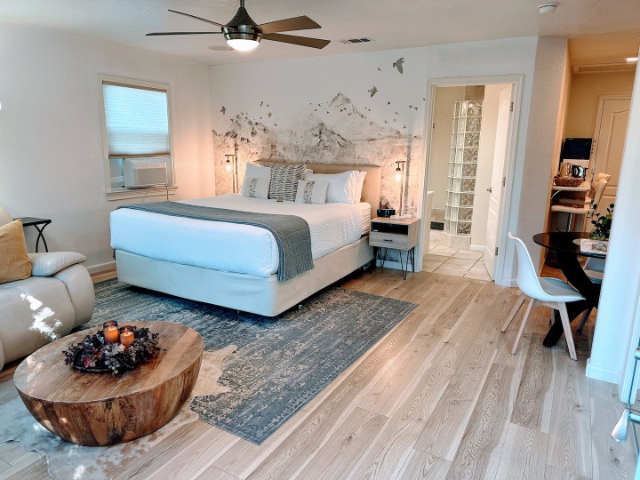 Luxury River Retreat. King Bed. Jacuzzi Bath. - Redding, CA