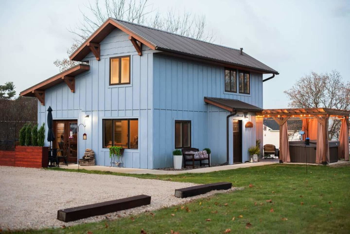 The Driftless Blue Villa ~ Hot Tub & Fireplace - Decorah, IA