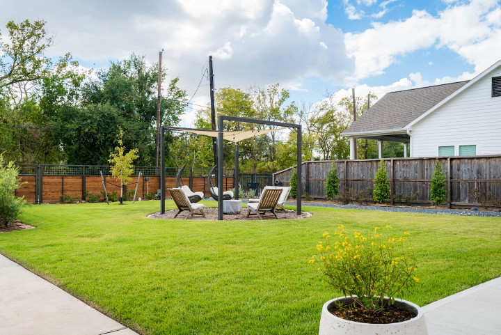 Centrally-located Studio Apartment On Spacious Lot - Houston, TX