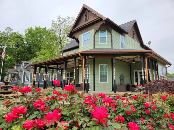 Rogers House -Victorian/koi Pond/private Bathrooms - Fort Smith, AR