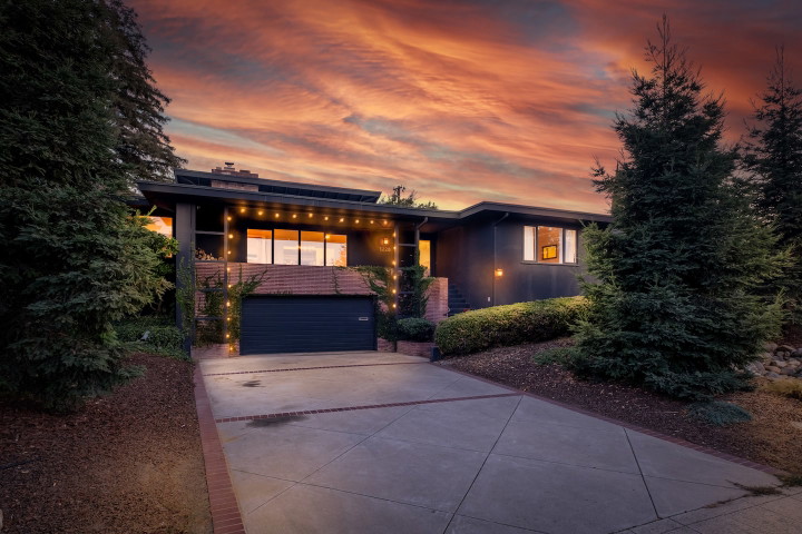 Sleeps 8 | Waterfront W/ Dock | Sauna + Fireplace - Stockton, CA