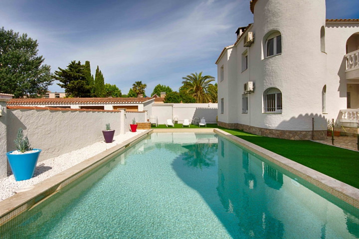 Badia 8, 2. Etage, Pool, 100 M Strand, Parkplatz, Wlan - Empuriabrava